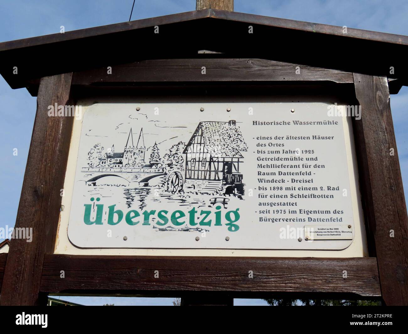 Blick auf eine Informationstafel mit Hinweisen auf die historische ...
