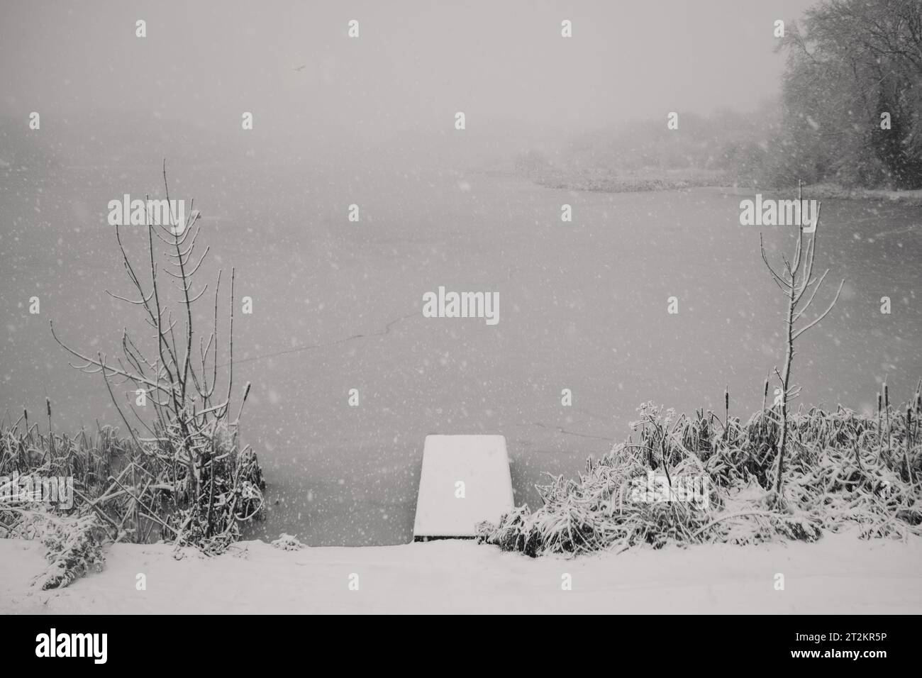 Weston Turville reservoir in Buckinghamshire in the winter with ...