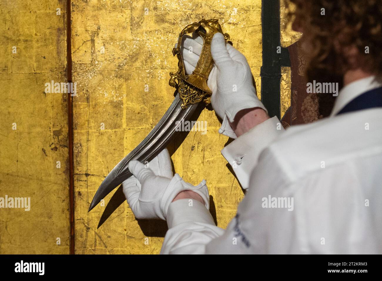 Copper dagger hi-res stock photography and images - Alamy