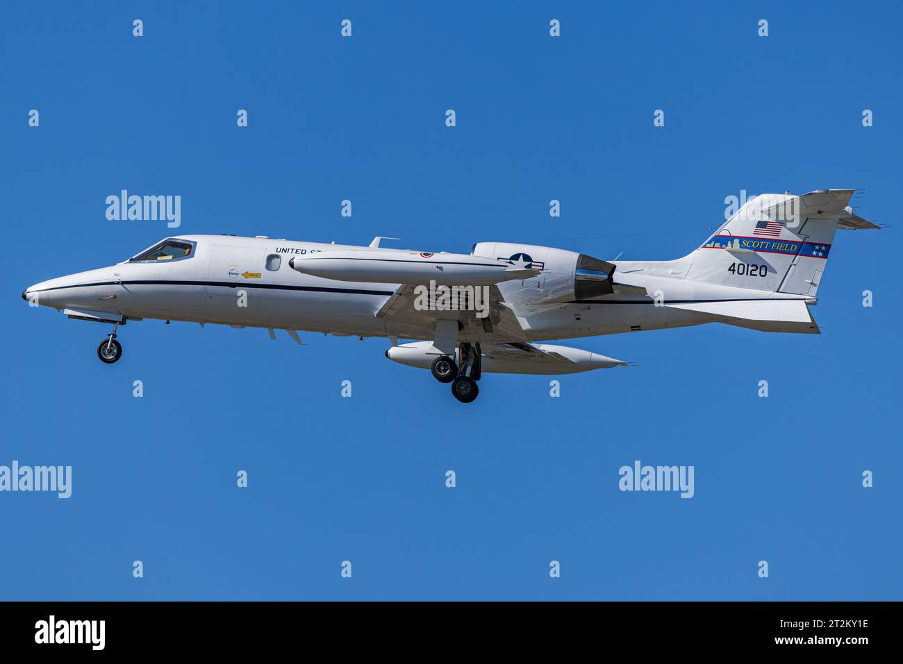 Gates learjet c 21a 35a landing hi-res stock photography and images - Alamy