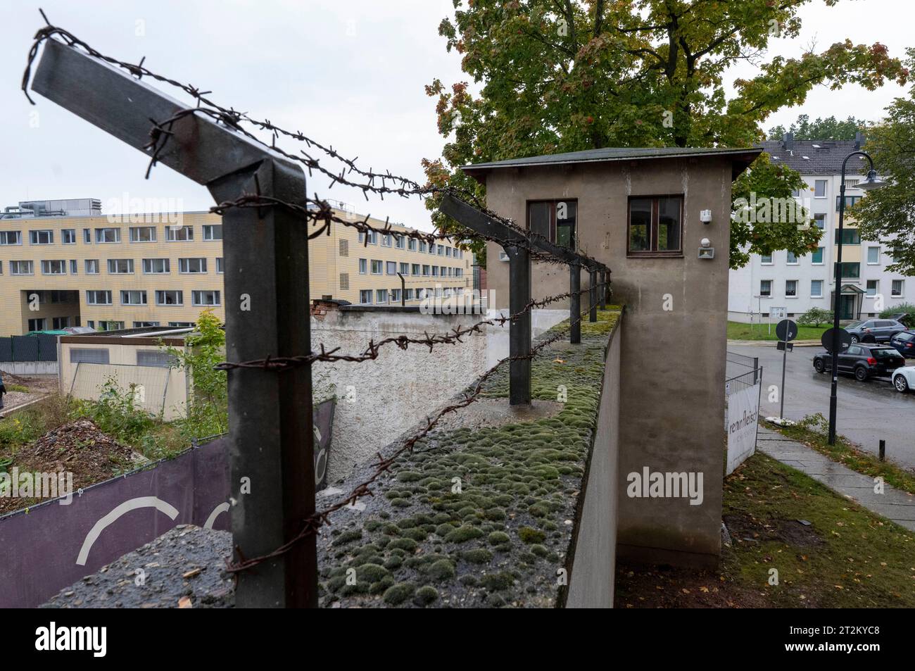 20 October 2023, Saxony, Chemnitz: Barbed wire runs along a watchtower ...