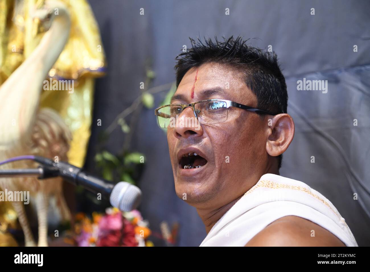 Kolkata, India. 20th Oct, 2023. A pujari praying to the Goddess Durga ...