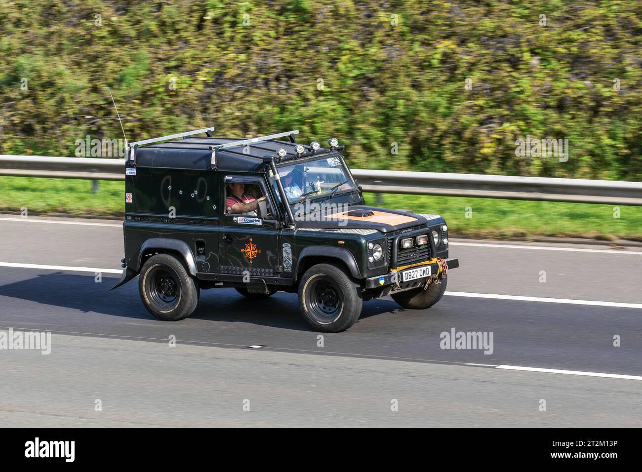 Land rover defender 2494cc hi-res stock photography and images - Alamy
