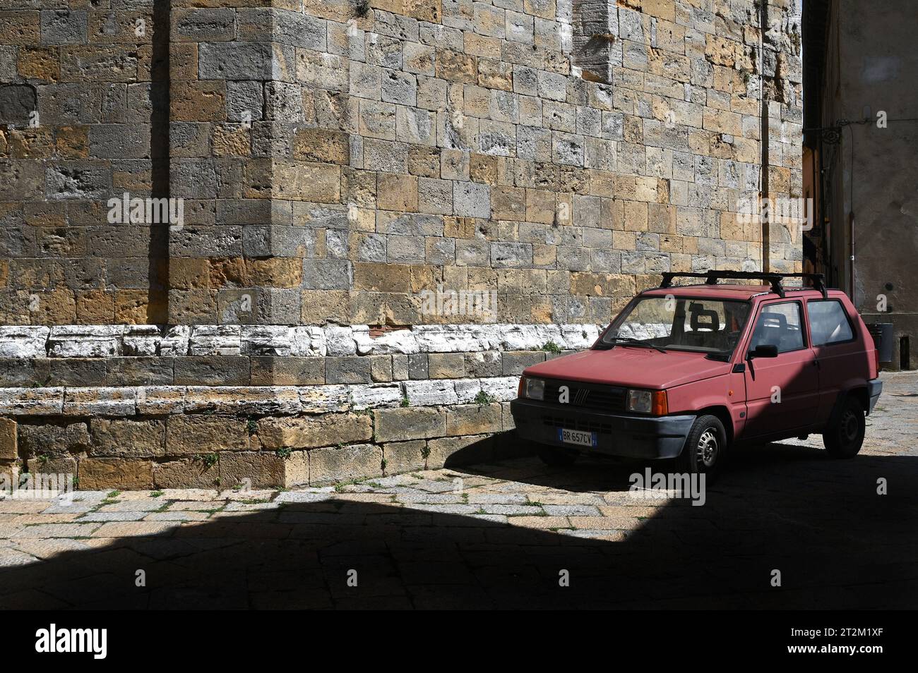 Alter Fiat Panda in Volterra, Toskana, Italien Stock Photo - Alamy