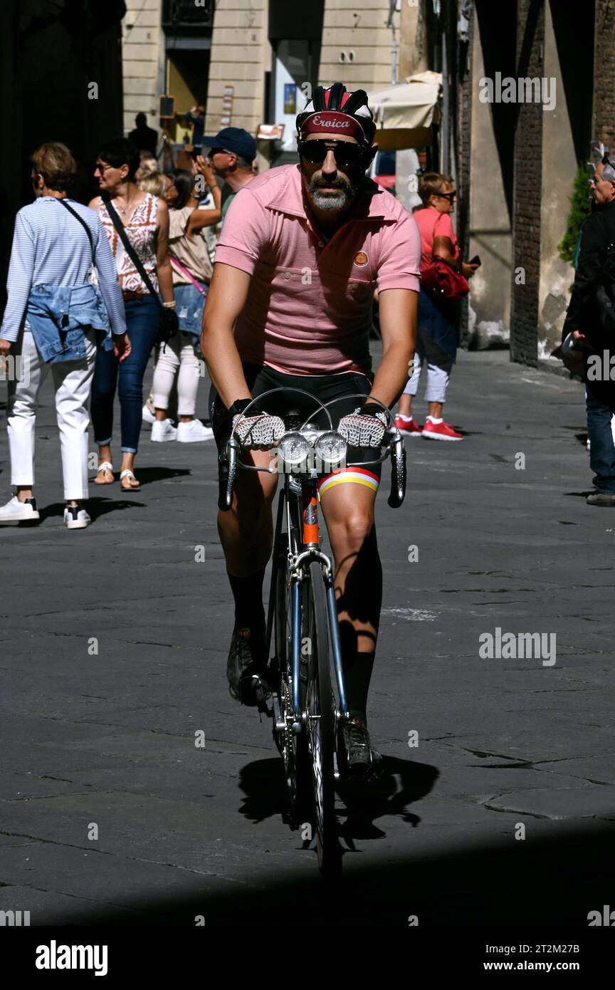 Rennradfahrer mi historischem Outfit der Eroica in Siena, Toskana ...