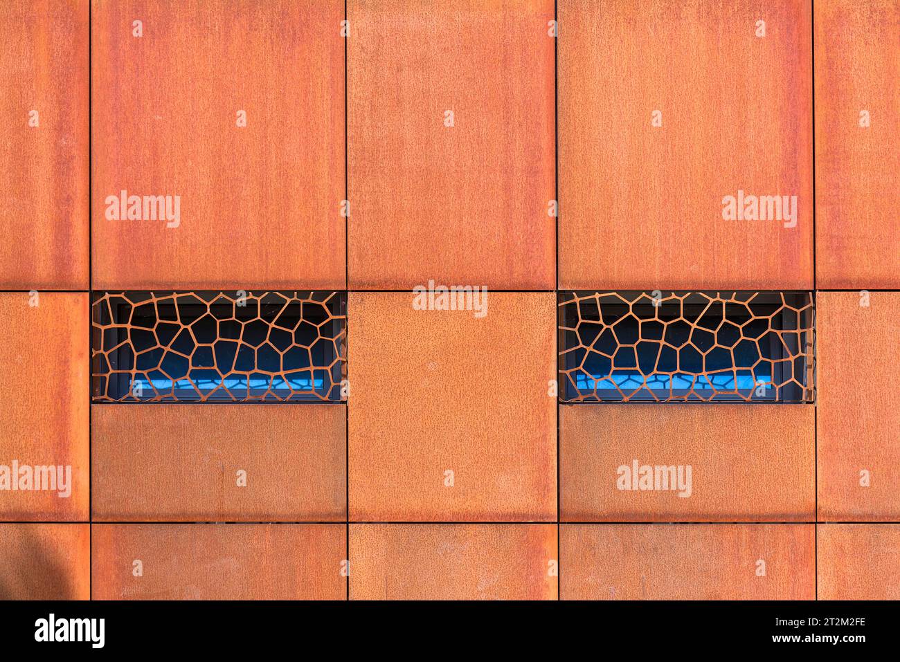 Metal building facade hi-res stock photography and images - Alamy
