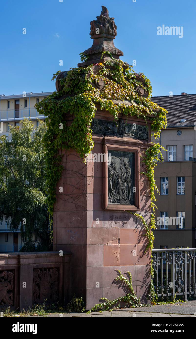 Bridge pier with Nathan the Wise bronze sculpture, Lessing Bridge, Alt ...