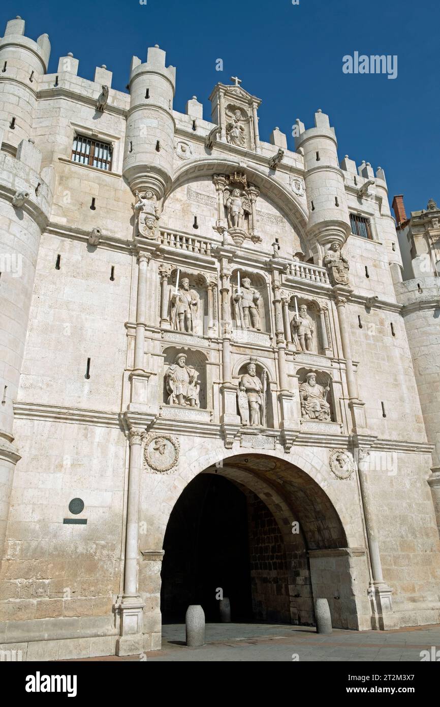 Medieval city gate hi-res stock photography and images - Alamy