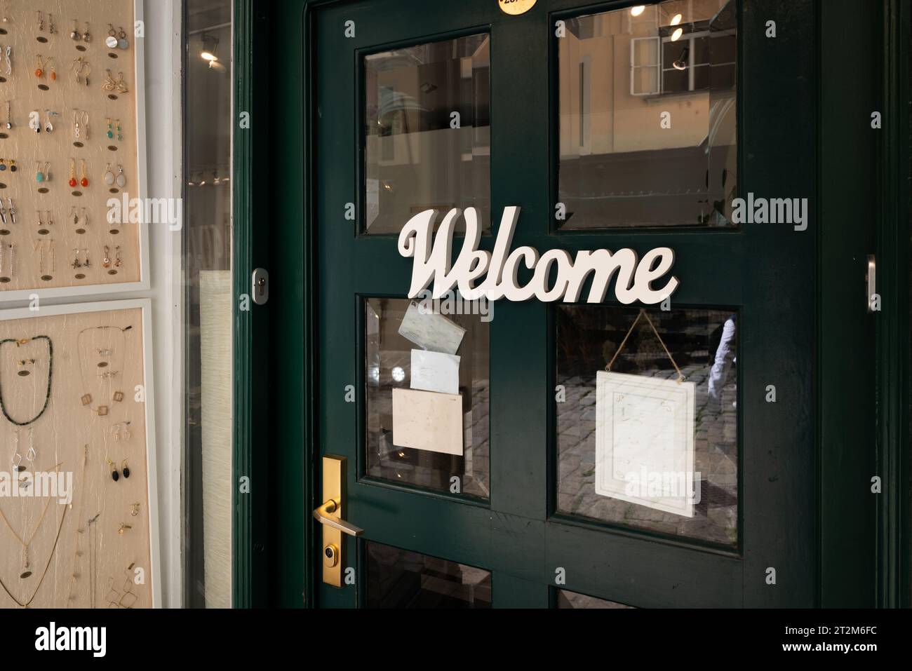 Green signe door hi-res stock photography and images - Alamy