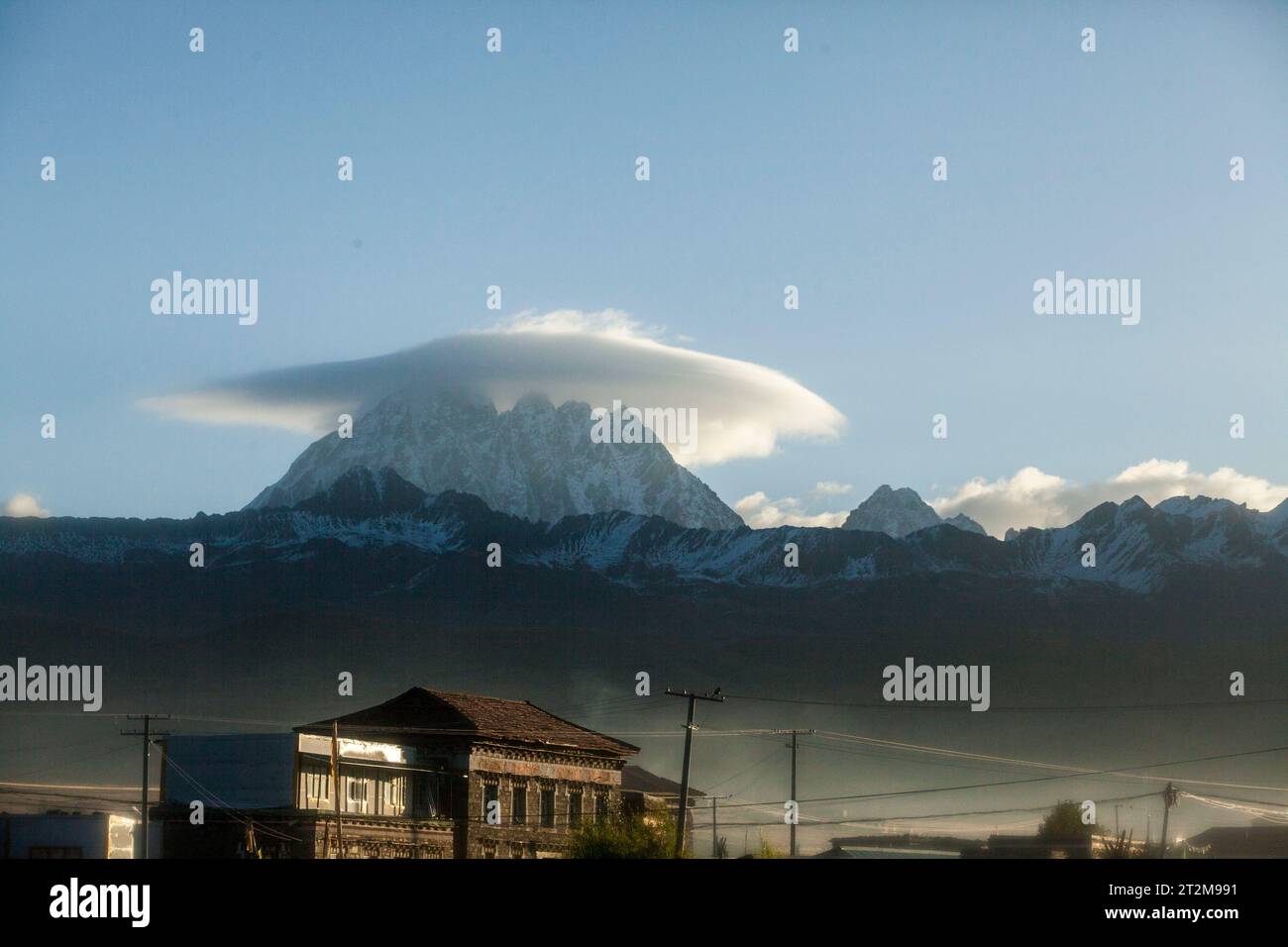 KANGDING, CHINA - OCTOBER 19, 2023 - Photo taken on Oct 19, 2023 shows ...