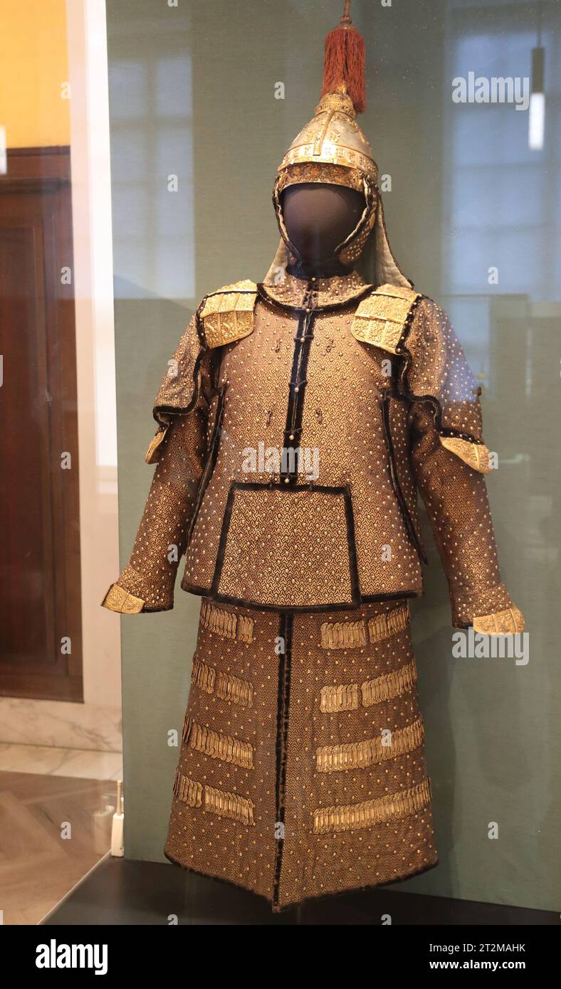 Uniform of an office of the plain yellow banner army of the Qing army ...