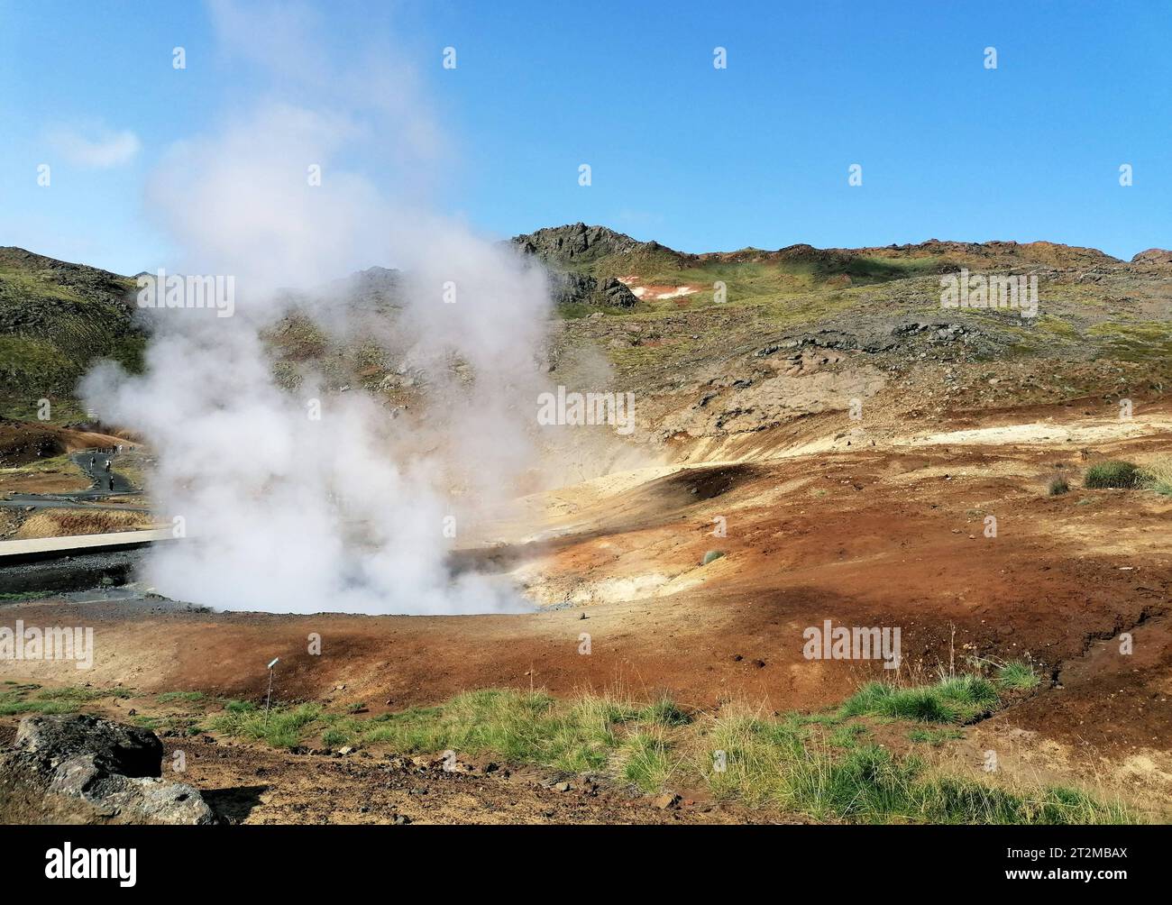 Island. Geothermalgebiet Seltun mit heißen Quellen und Schlammtöpfen ...