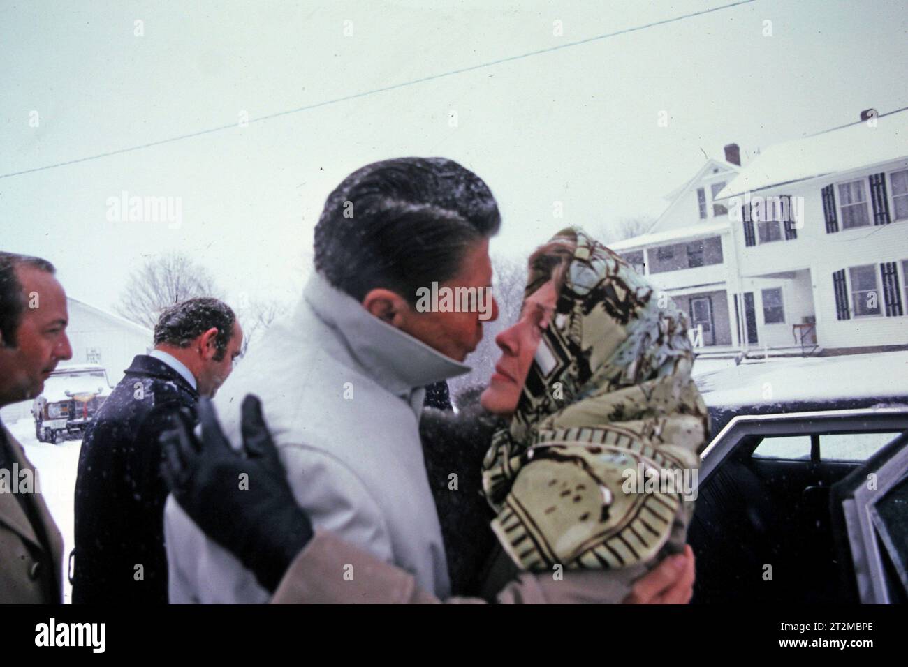 :.Ronald Reagan bids farewell to Nancy Reagan on the campaign trail in ...