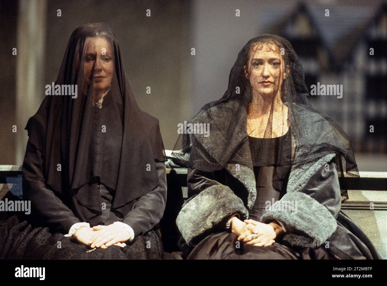 l-r: Joanna McCallum (Maria), Haydn Gwynne (Olivia) in TWELFTH NIGHT by ...