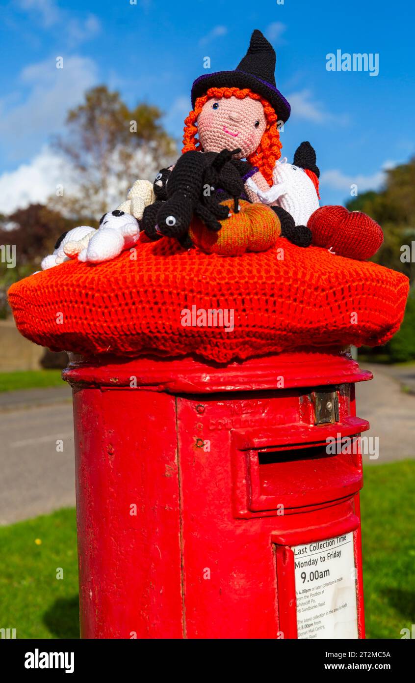 Poole, Dorset, UK. 20th October 2023. A knitted crocheted postbox ...