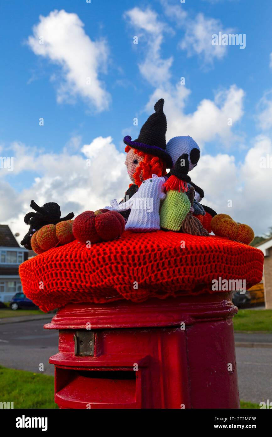 Poole, Dorset, UK. 20th October 2023. A knitted crocheted postbox ...