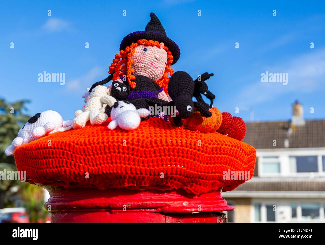 Poole, Dorset, UK. 20th October 2023. A knitted crocheted postbox ...