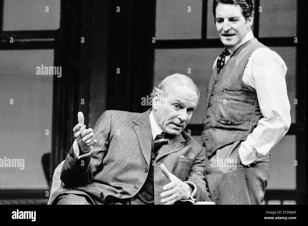 l-r: Laurence Olivier (James Tyrone), Denis Quilley (Jamie / James ...