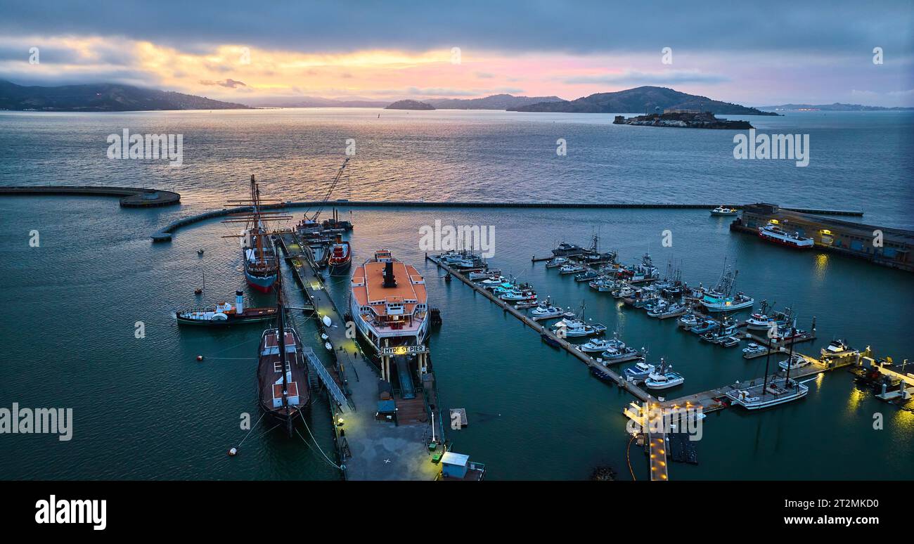 Beautiful sunset lighting over San Francisco Bay with Alcatraz and Hyde ...