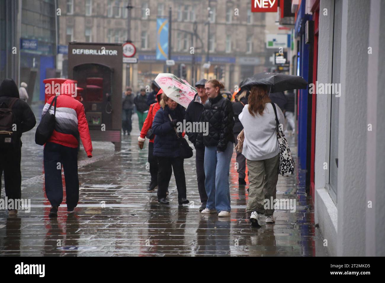 Newcastle, UK. 20th Oct 2023. Storm Babet - People battle the weather ...