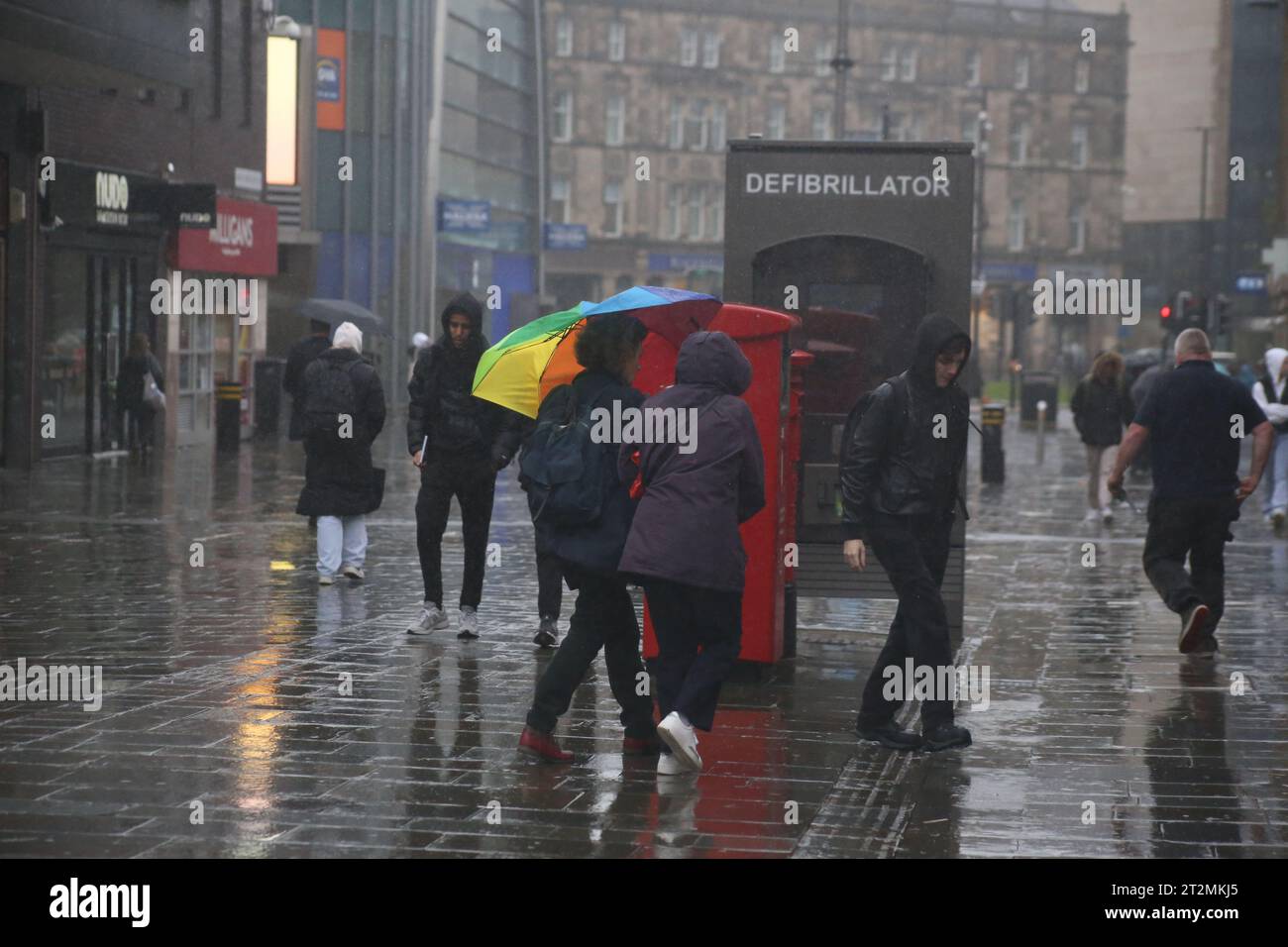 Newcastle, UK. 20th Oct 2023. Storm Babet - People battle the weather ...