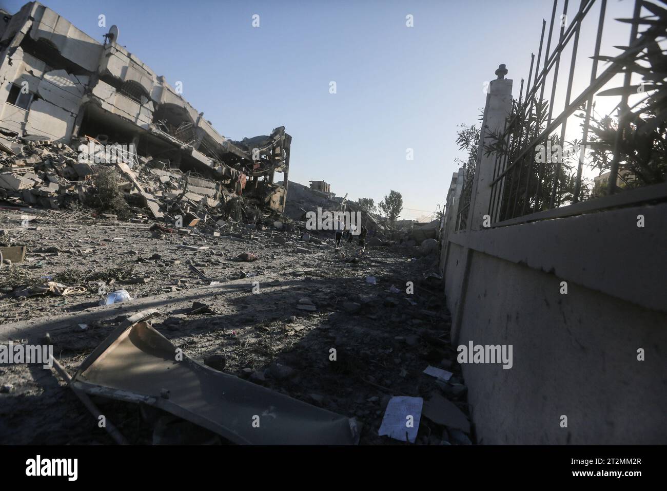 Al Zahra, Palestinian Territories. 20th Oct, 2023. Palestinians inspect ...