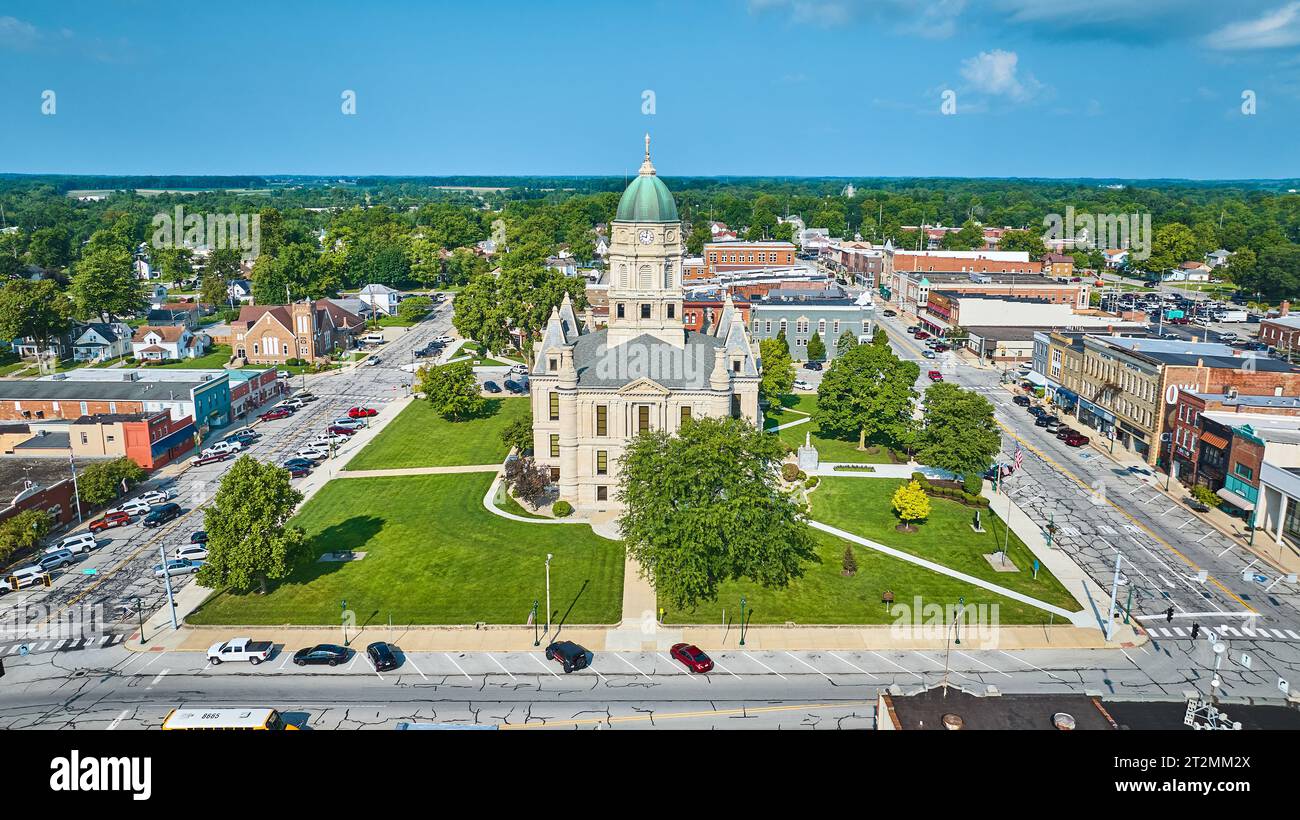 Downtown Columbia City straight on view of Whitley County courthouse ...