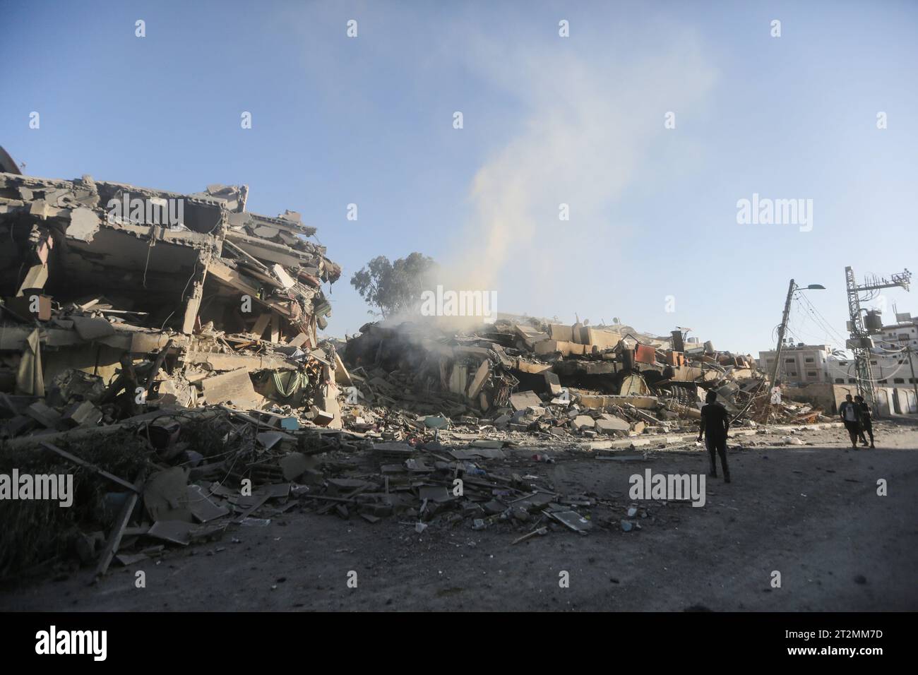 Al Zahra, Palestinian Territories. 20th Oct, 2023. Palestinians inspect ...