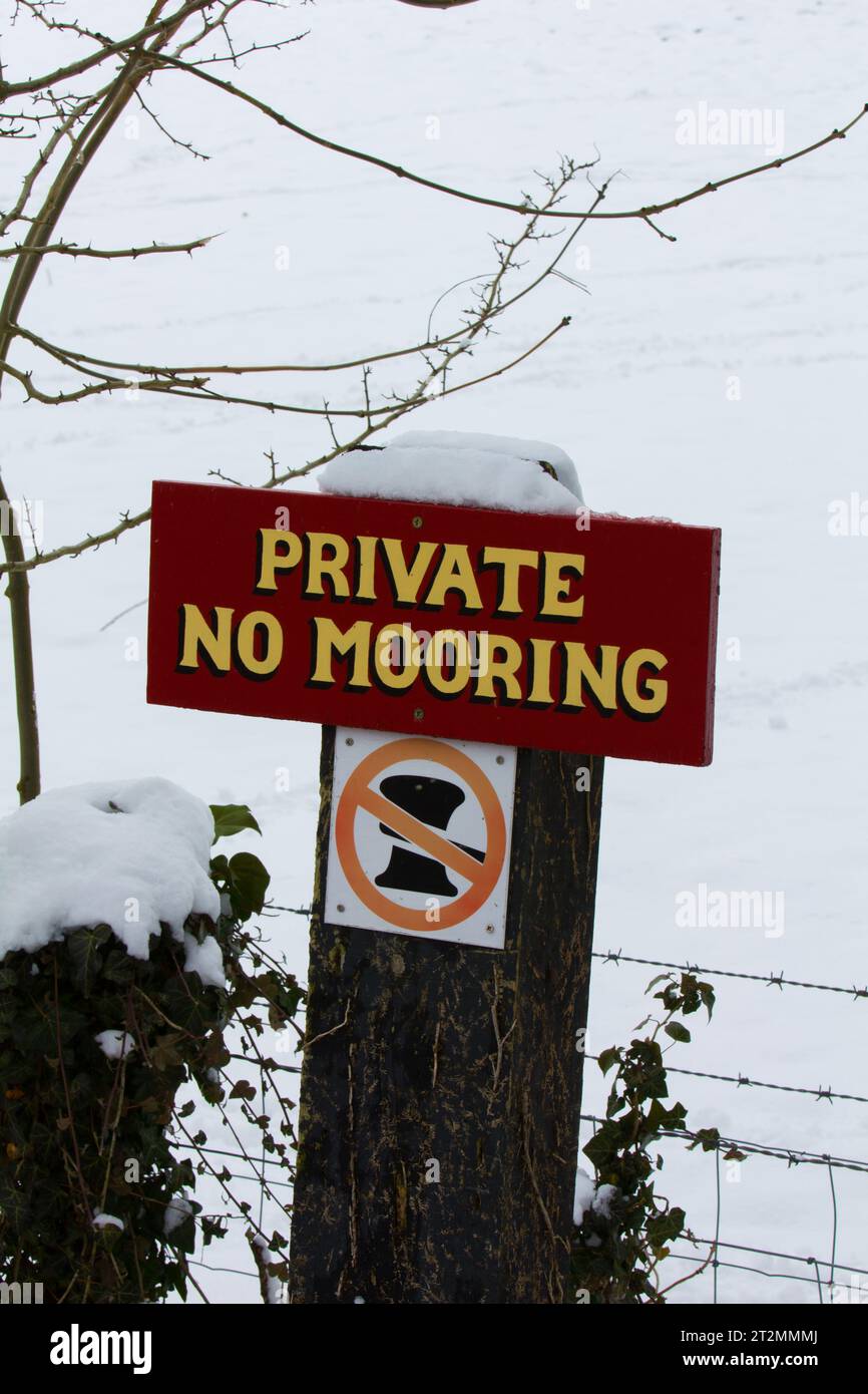 Private mooring canal side at Aldermaston Wharf on the Kennet and Avon ...
