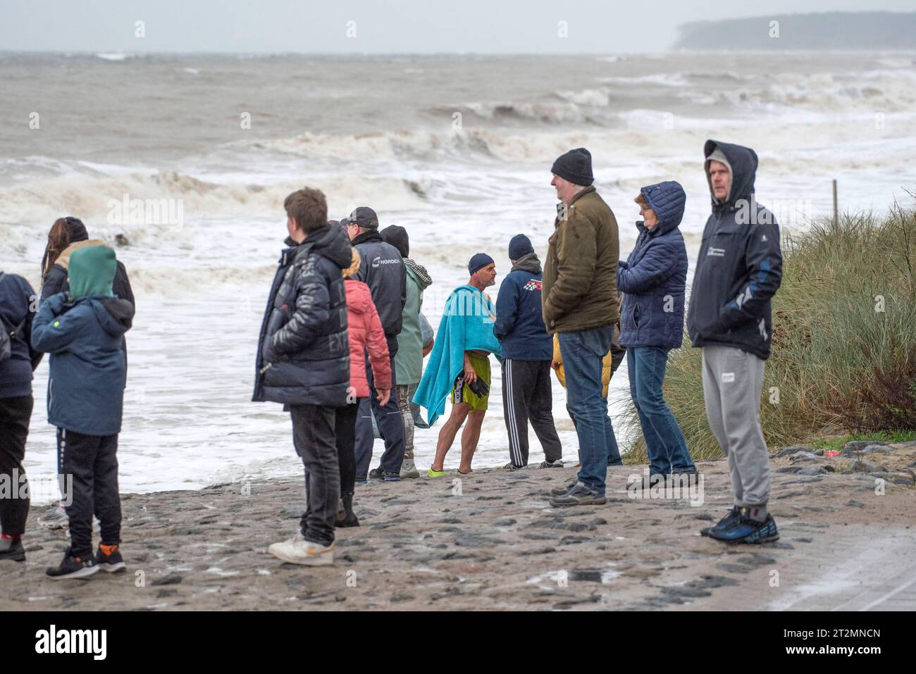 Stand am strand hi-res stock photography and images - Alamy