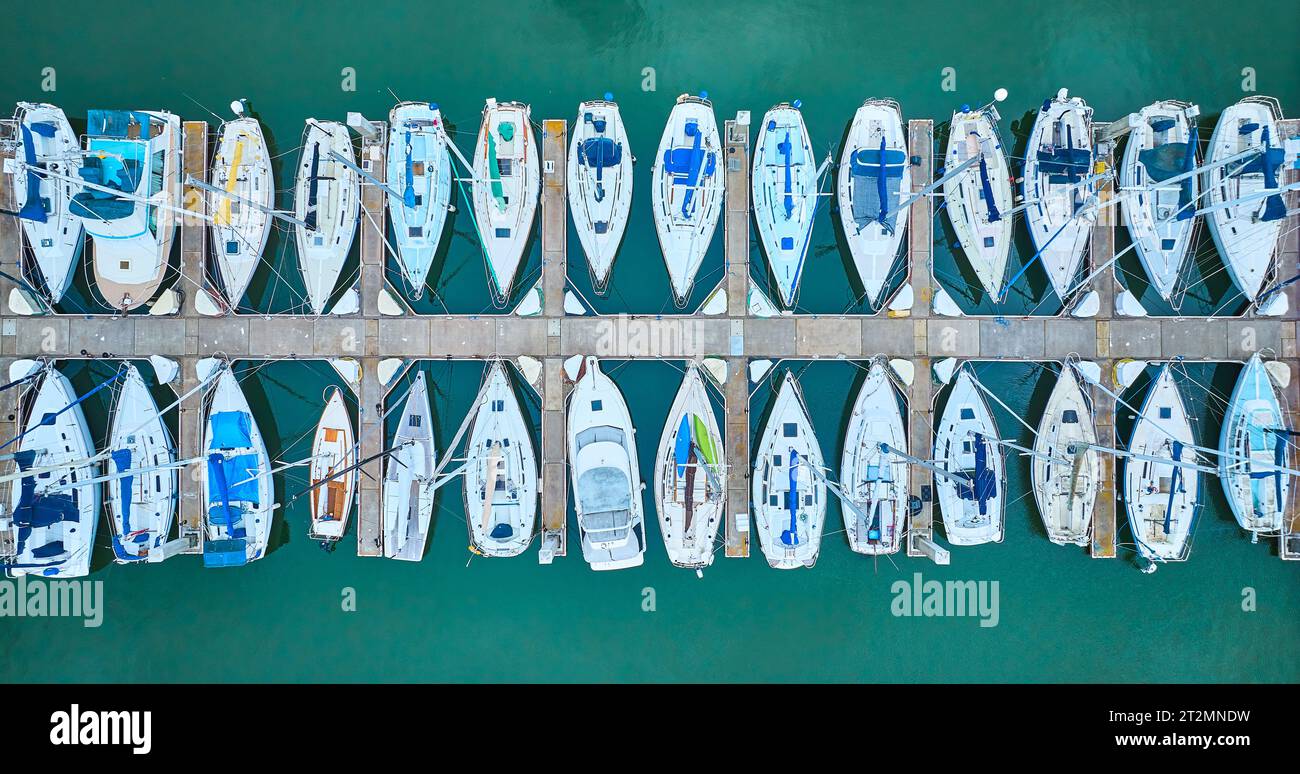 Boats on water straight down hi-res stock photography and images - Alamy