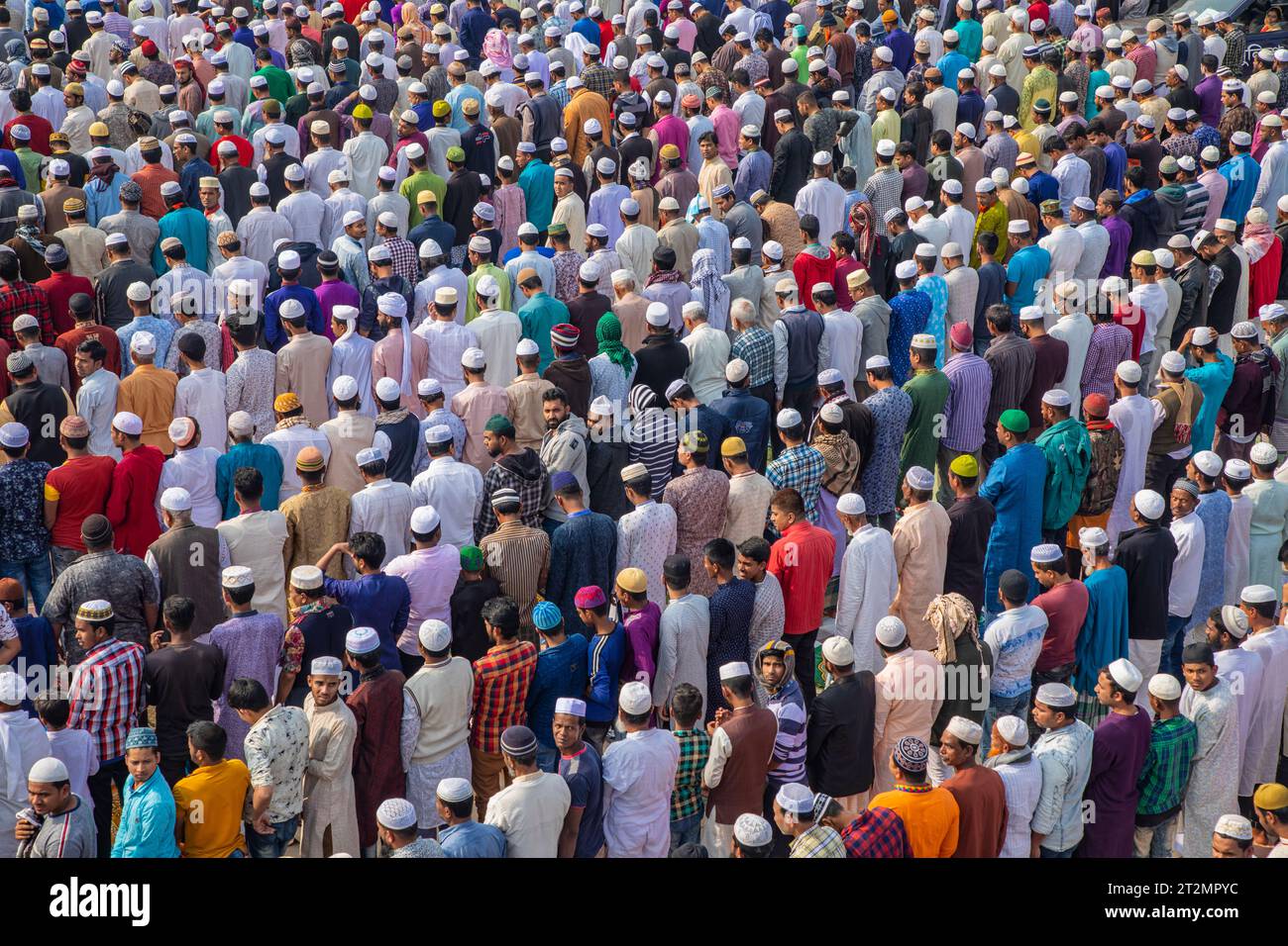 Devotees offer Jumma prayers on the Dhaka-Mymensingh highway at the ...