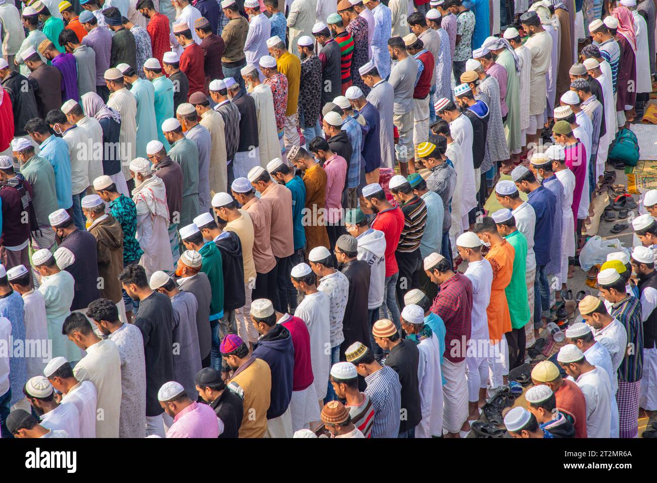 Devotees offer Jumma prayers on the Dhaka-Mymensingh highway at the ...