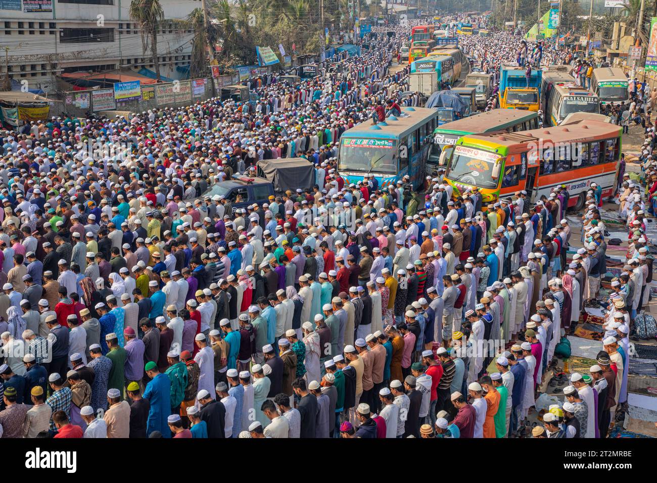 Devotees offer Jumma prayers on the Dhaka-Mymensingh highway at the ...