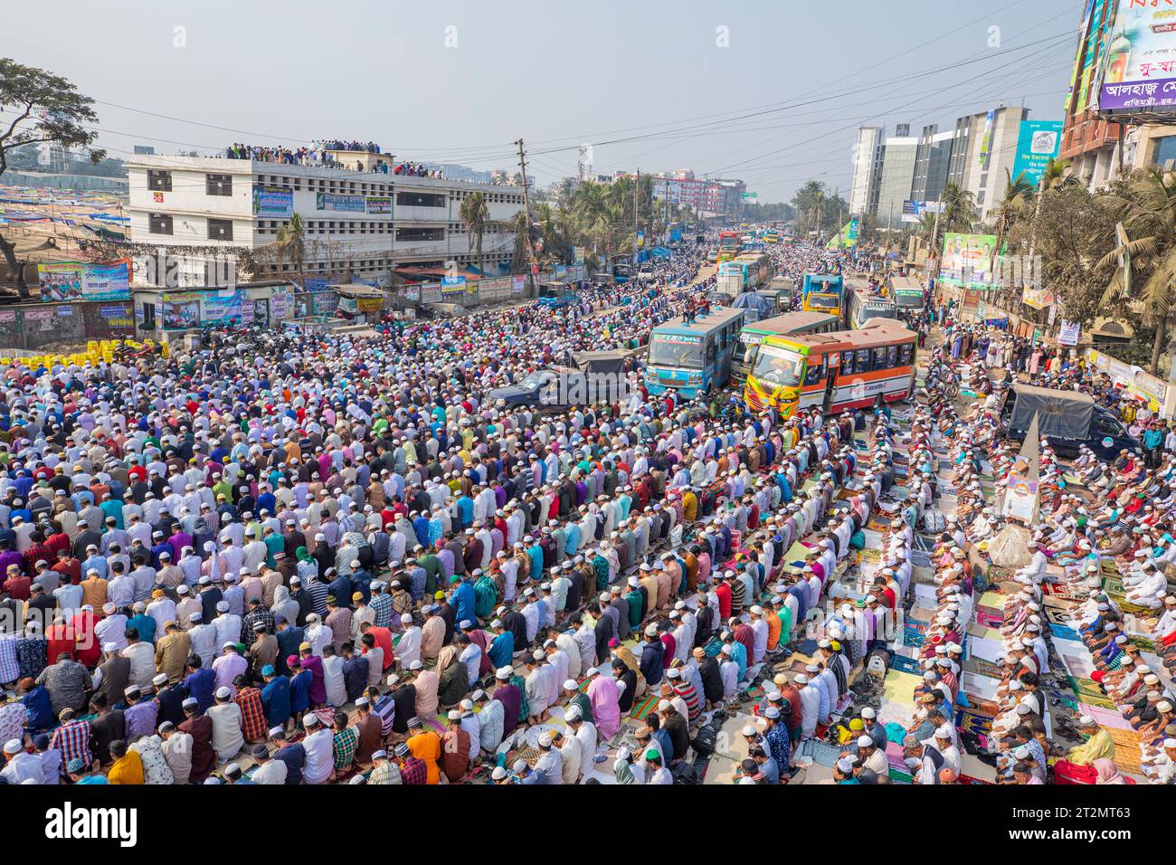 Devotees offer Jumma prayers on the Dhaka-Mymensingh highway at the ...