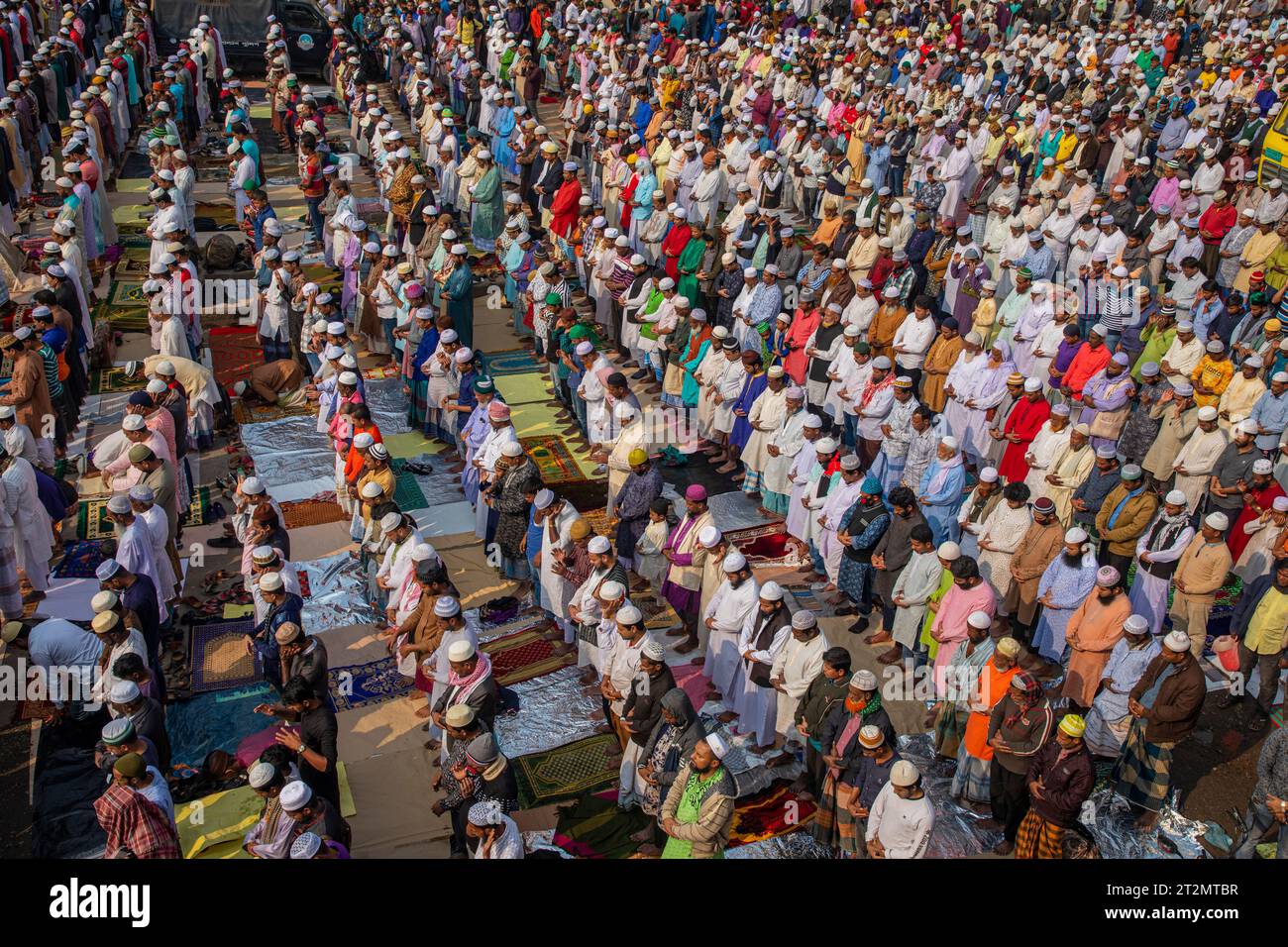 Devotees offer Jumma prayers on the Dhaka-Mymensingh highway at the ...