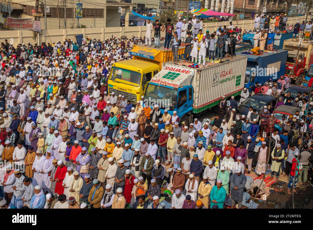 Devotees offer Jumma prayers on the Dhaka-Mymensingh highway at the ...