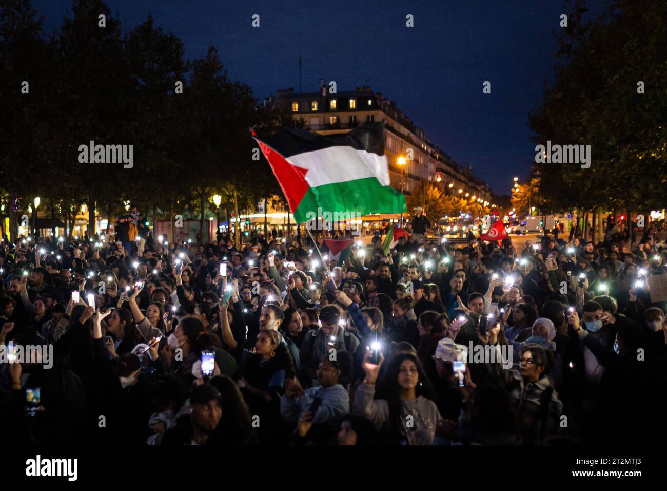 Paris, France. 19th Oct, 2023. Crowd of protesters light mobile phone ...