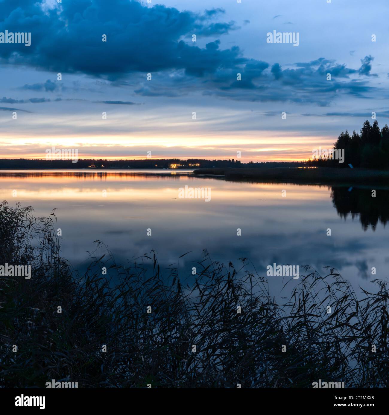 Sun setting over tranquil lake hi-res stock photography and images - Alamy