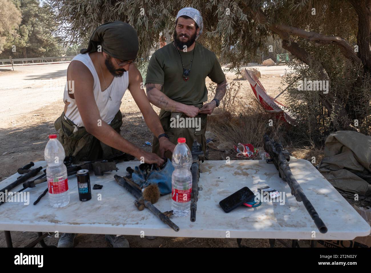 Southern Israel, Israel. 20th Oct, 2028. Israeli soldier cleaning ...