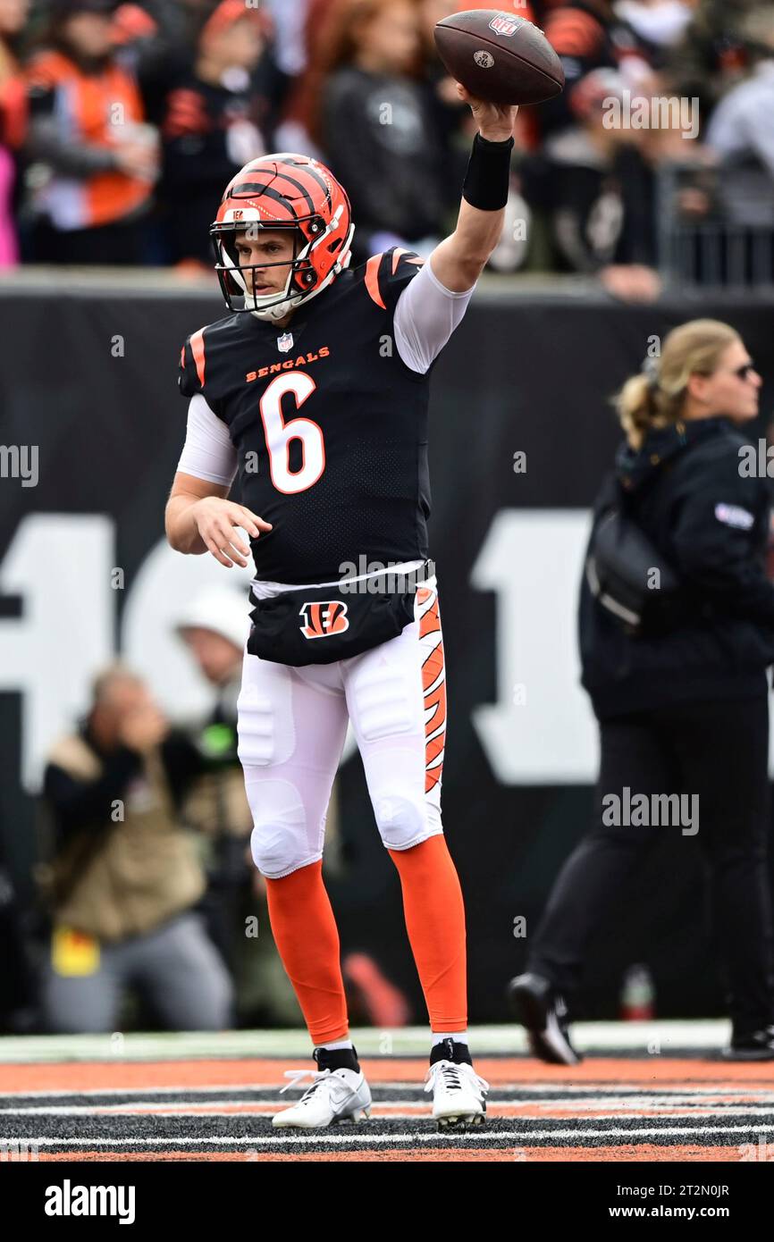 Cincinnati Bengals quarterback Jake Browning (6) warms up before an NFL ...