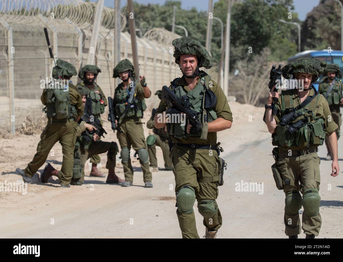 Israeli infantry soldiers on patrol near the fence in the Jewish ...