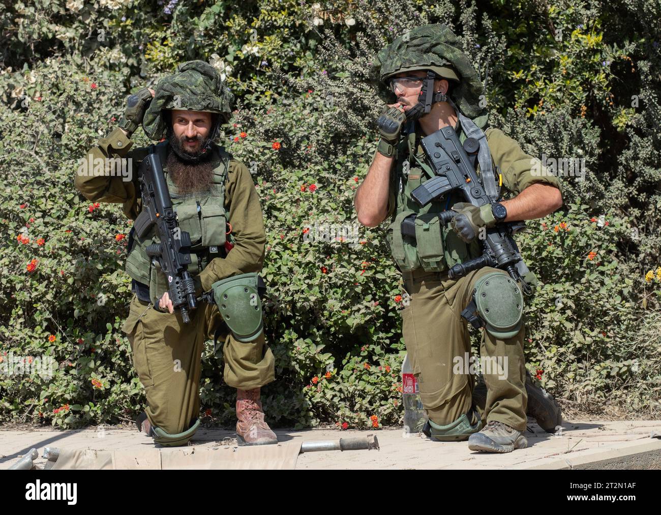Israeli infantry soldiers on patrol near the fence in the Jewish ...