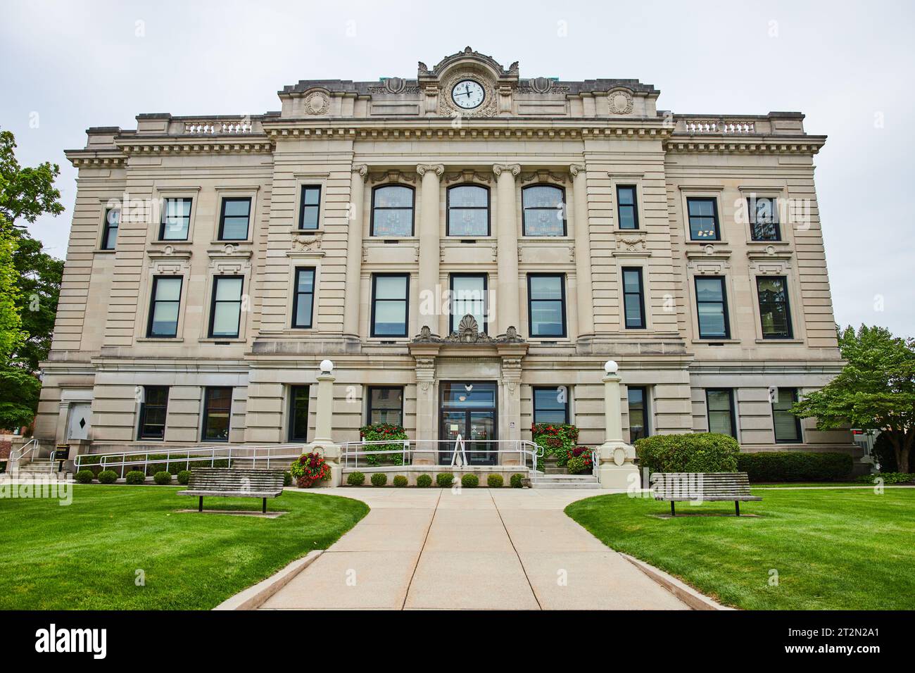 Entrance to Auburn courthouse with benches in grassy area Stock Photo ...