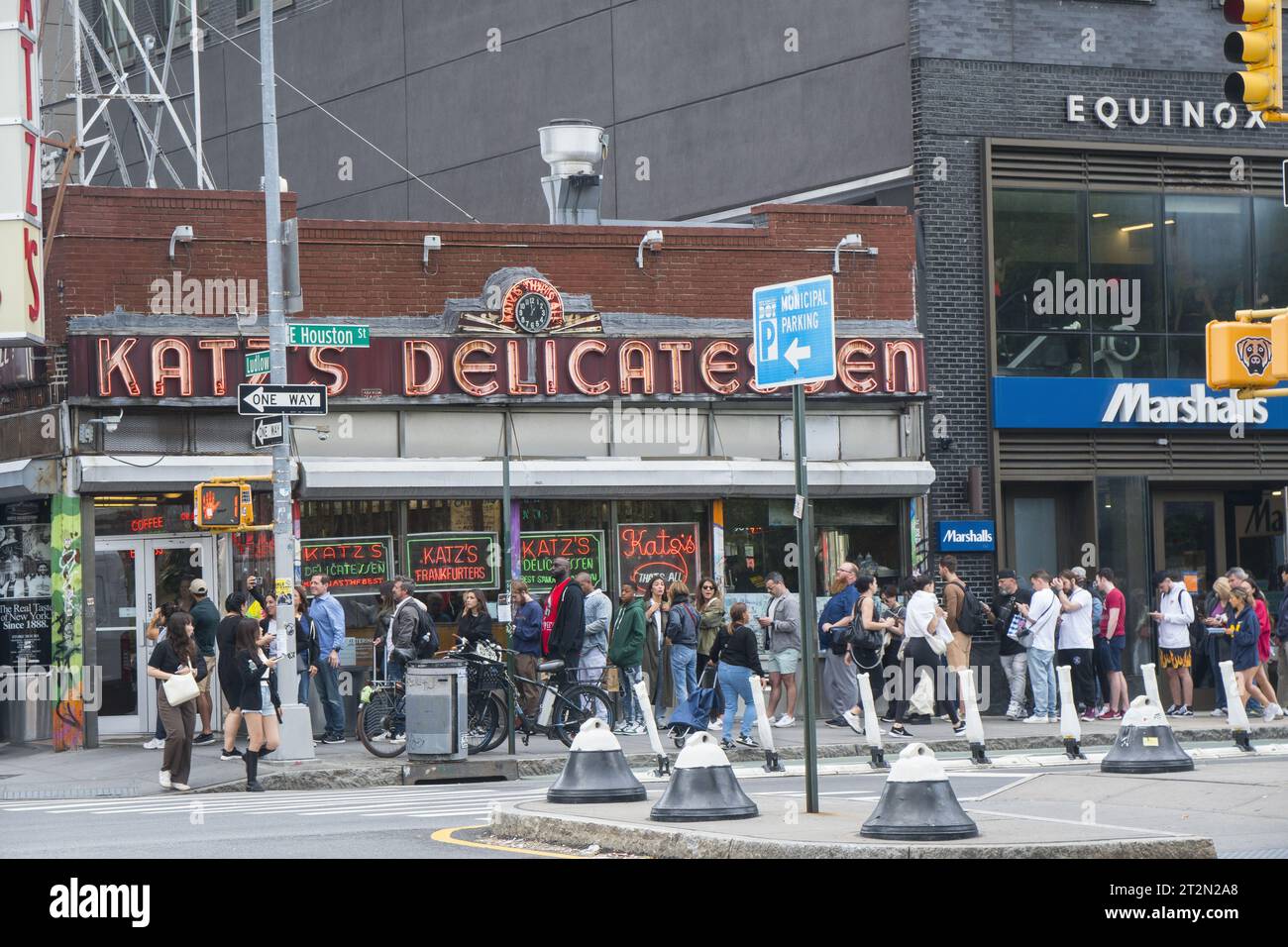 People line up outside the famous Katz's DelicatessinPeople line up ...