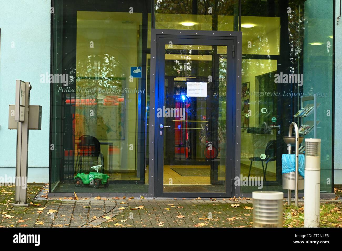 Leipzig - Weißes Pulver im Polizeirevier: ABC-Zug der Feuerwehr rückt an 20.10.2023 gegen 10.15 ...