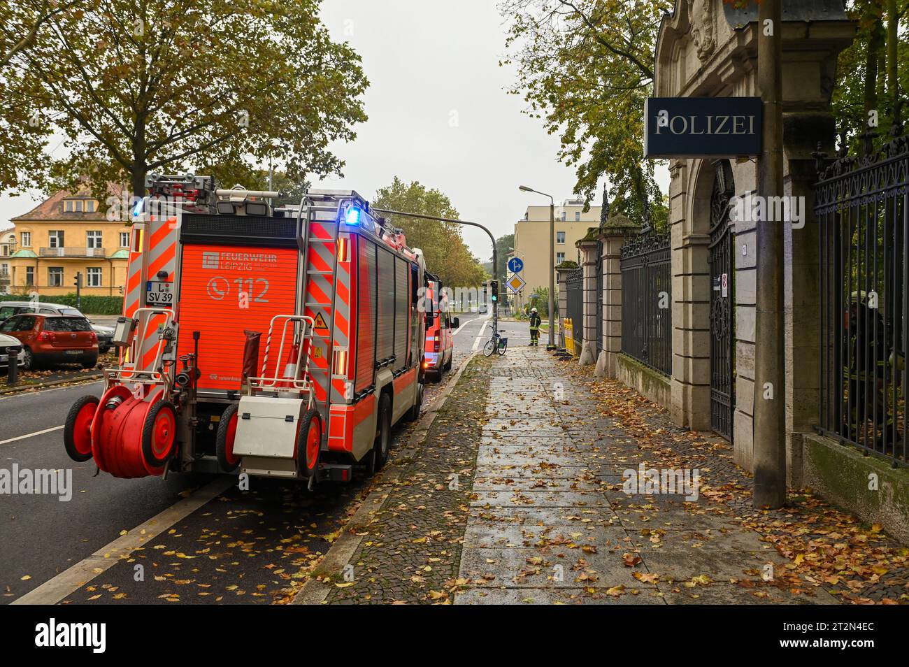 Leipzig - Weißes Pulver im Polizeirevier: ABC-Zug der Feuerwehr rückt an 20.10.2023 gegen 10.15 ...