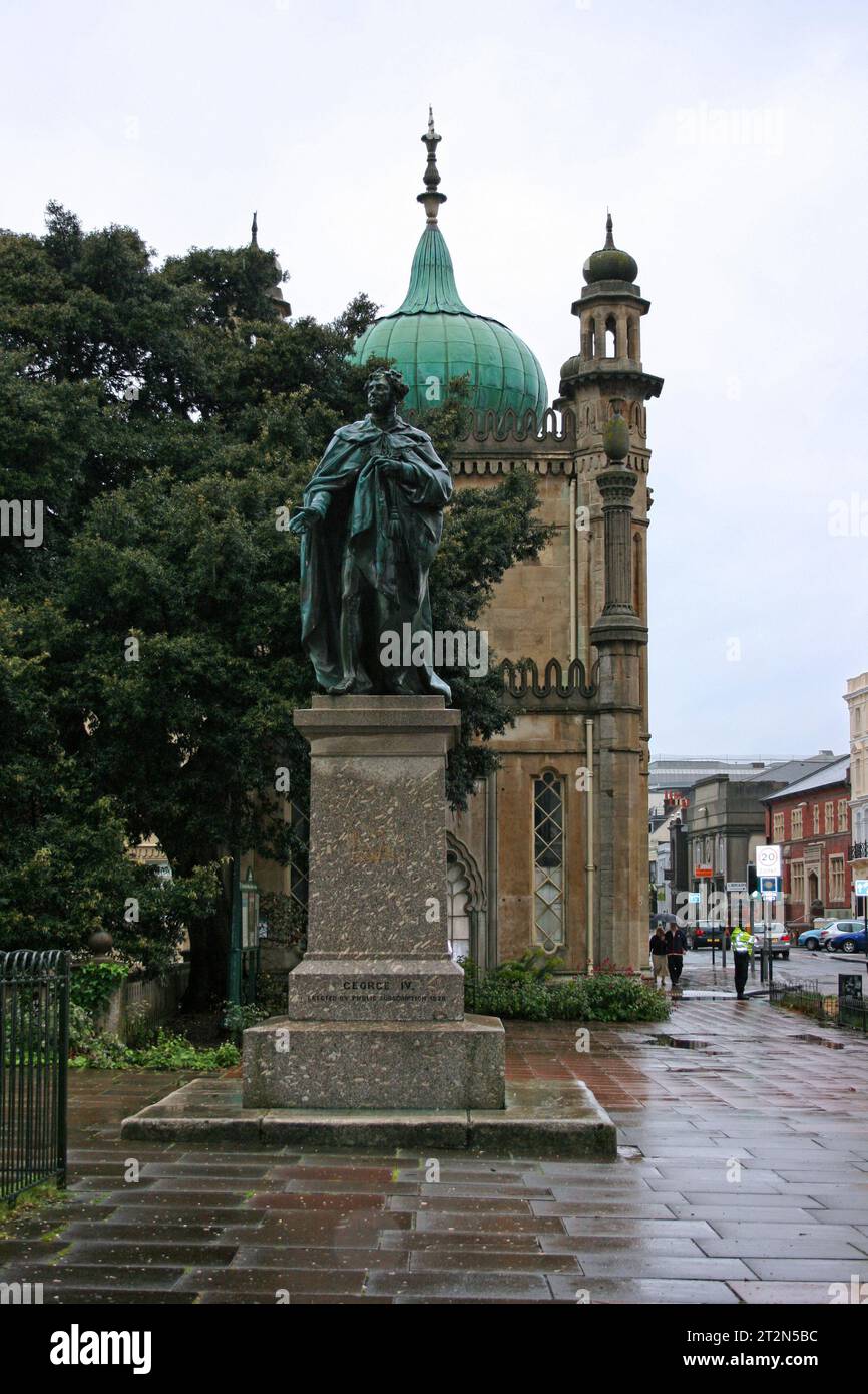 Brighton, England - May 13, 2007: Statue of King George IV with the ...
