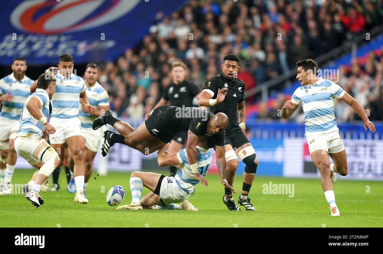 New Zealand's Mark Telea is tackled by Argentina's Emiliano Boffelli ...