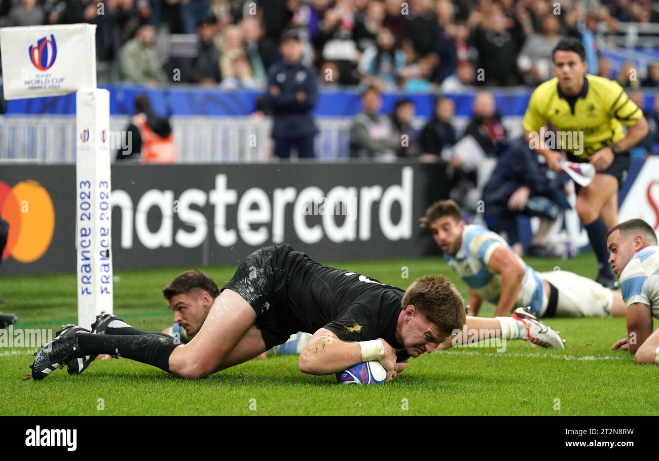 New Zealand's Jordie Barrett dives in to score his sides second try ...